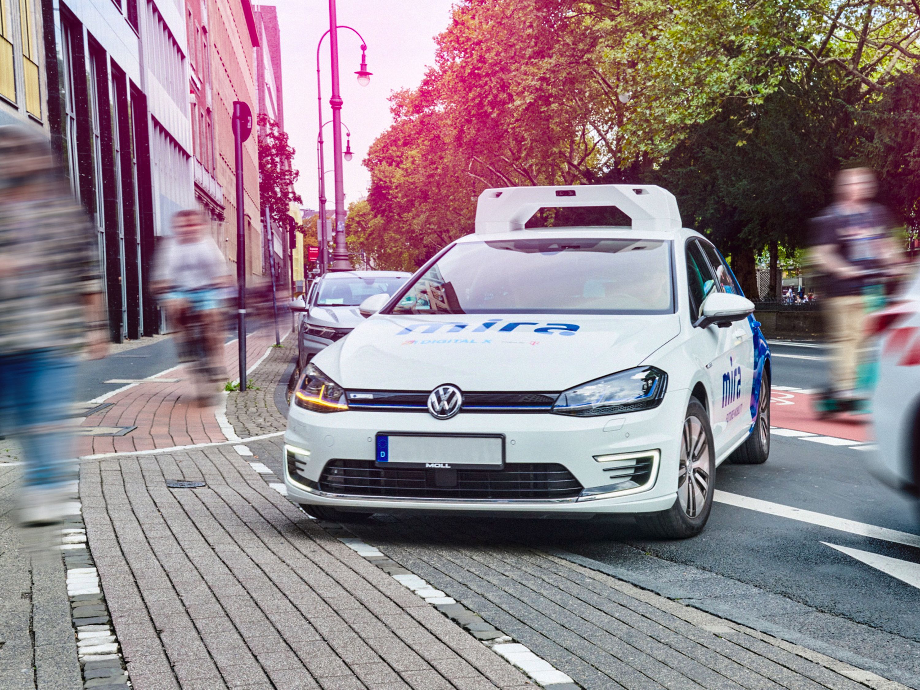 5G puts remote-controlled cars on the road | Deutsche Telekom