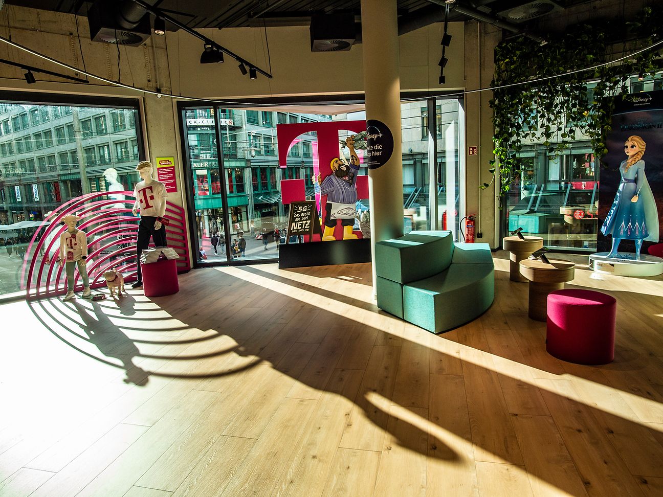 Europas größter Telekom Shop in Hamburg eröffnet | Deutsche Telekom