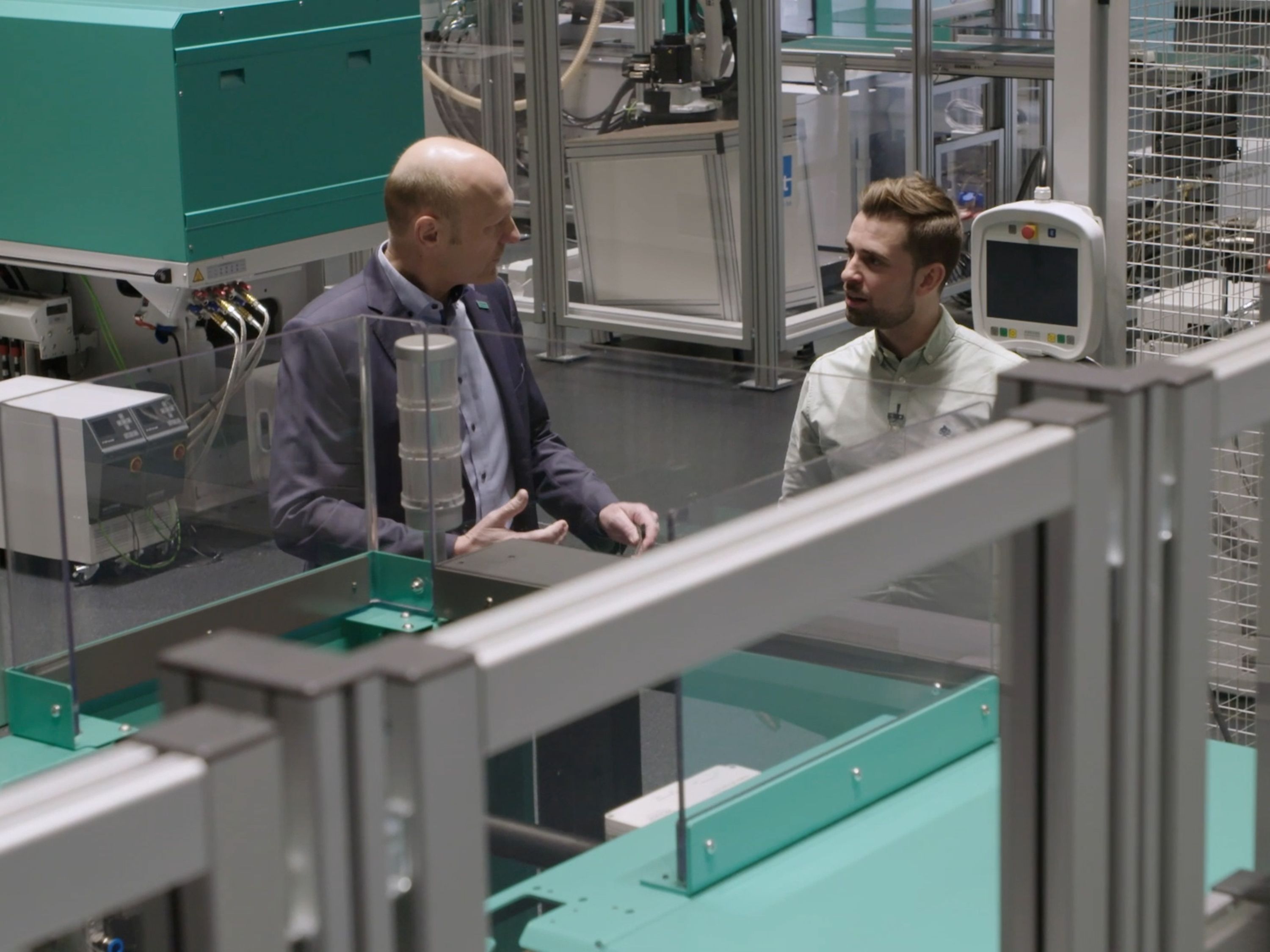 Maschinenbauer macht Maschinen schlauer: 5G für die Kunststoffproduktion | Deutsche Telekom