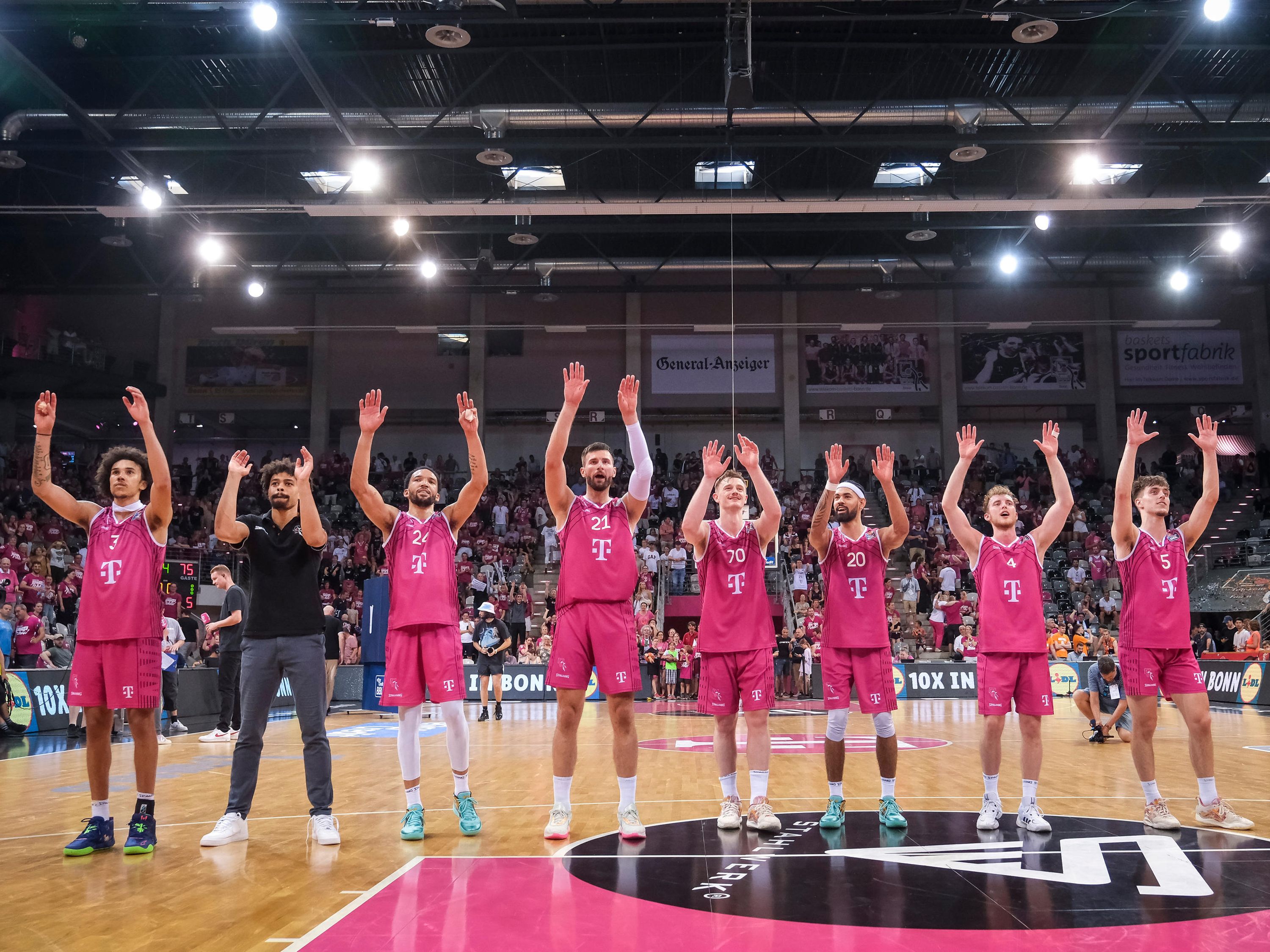 Telekom steht auch in der kommenden Spielzeit an der Seite der Baskets ...