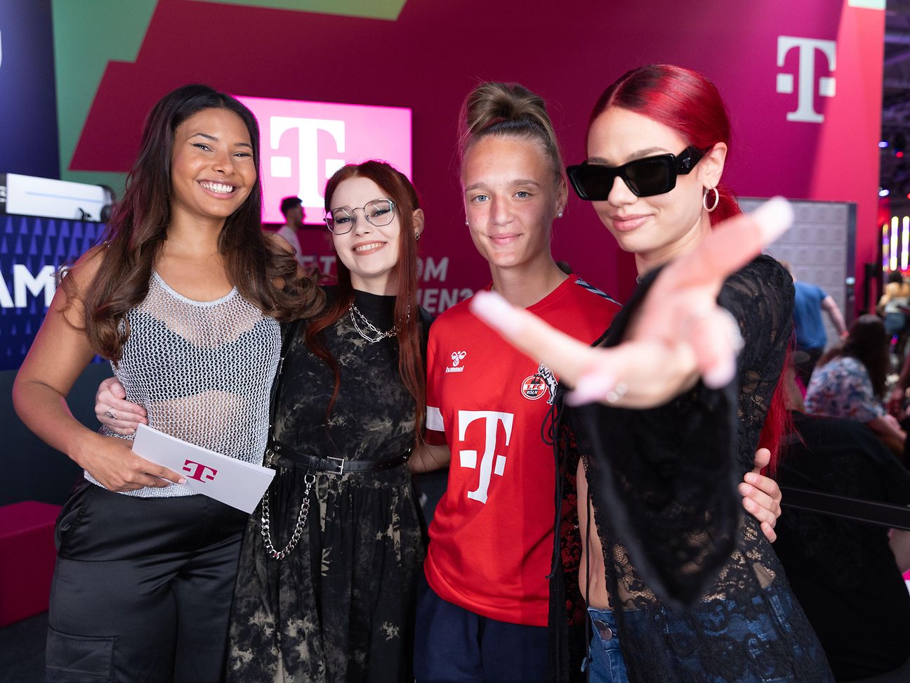 Gamescom 2023 - badmómzjay räumt mit Vorurteilen und Klischees auf ...