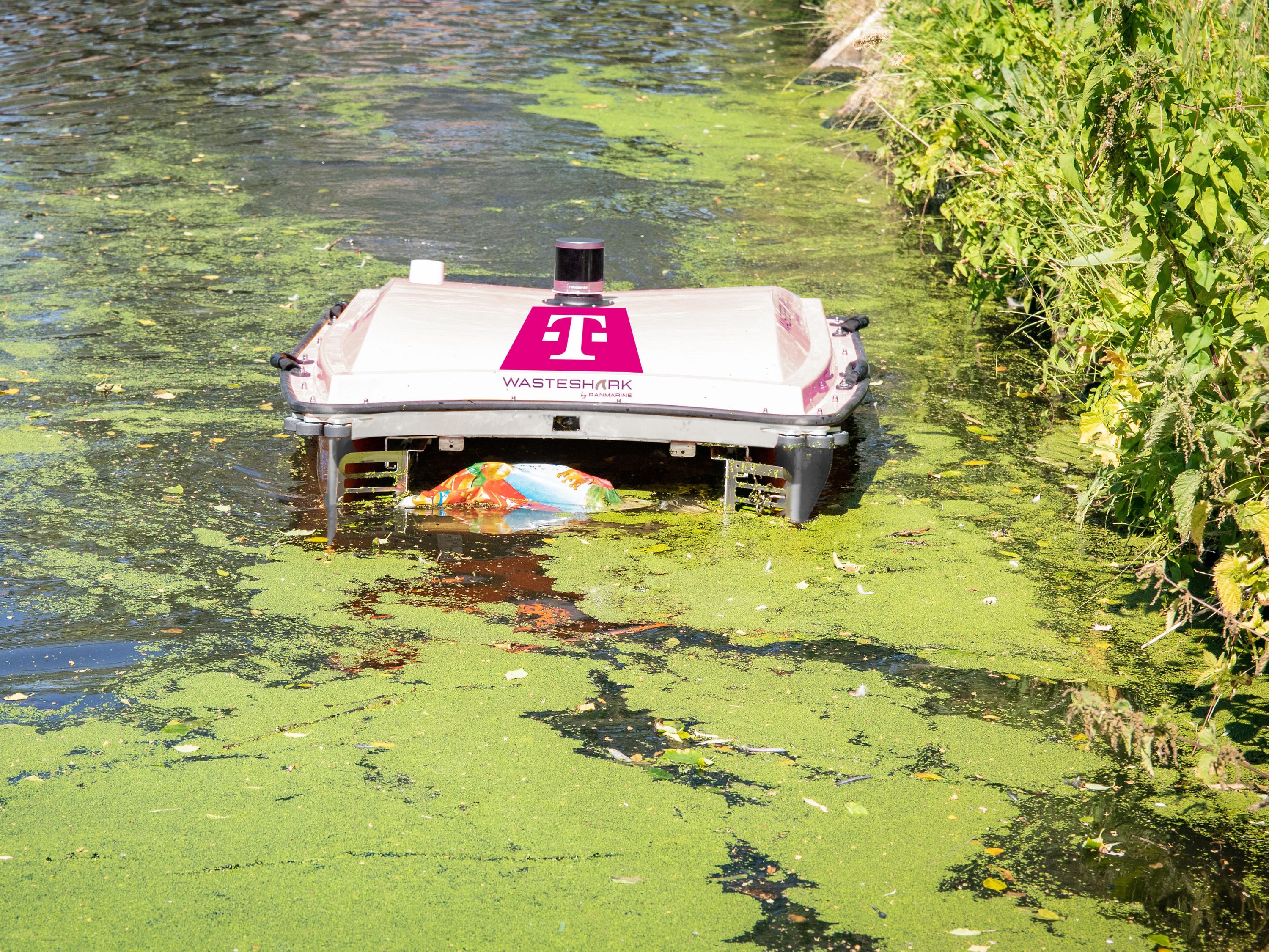 Precise Positioning: Garbage collector with swim level and highly ...