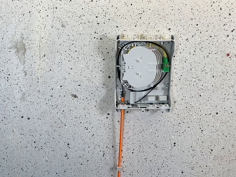 Vom Chatten und Jetten: Das luftige Geheimnis der Glasfaser | Deutsche ...