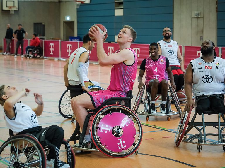 Unity in diversity: basketball meets wheelchair basketball | Deutsche ...