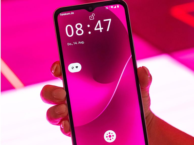 “Our” AI-phone brings „AI for everyone“ | Deutsche Telekom