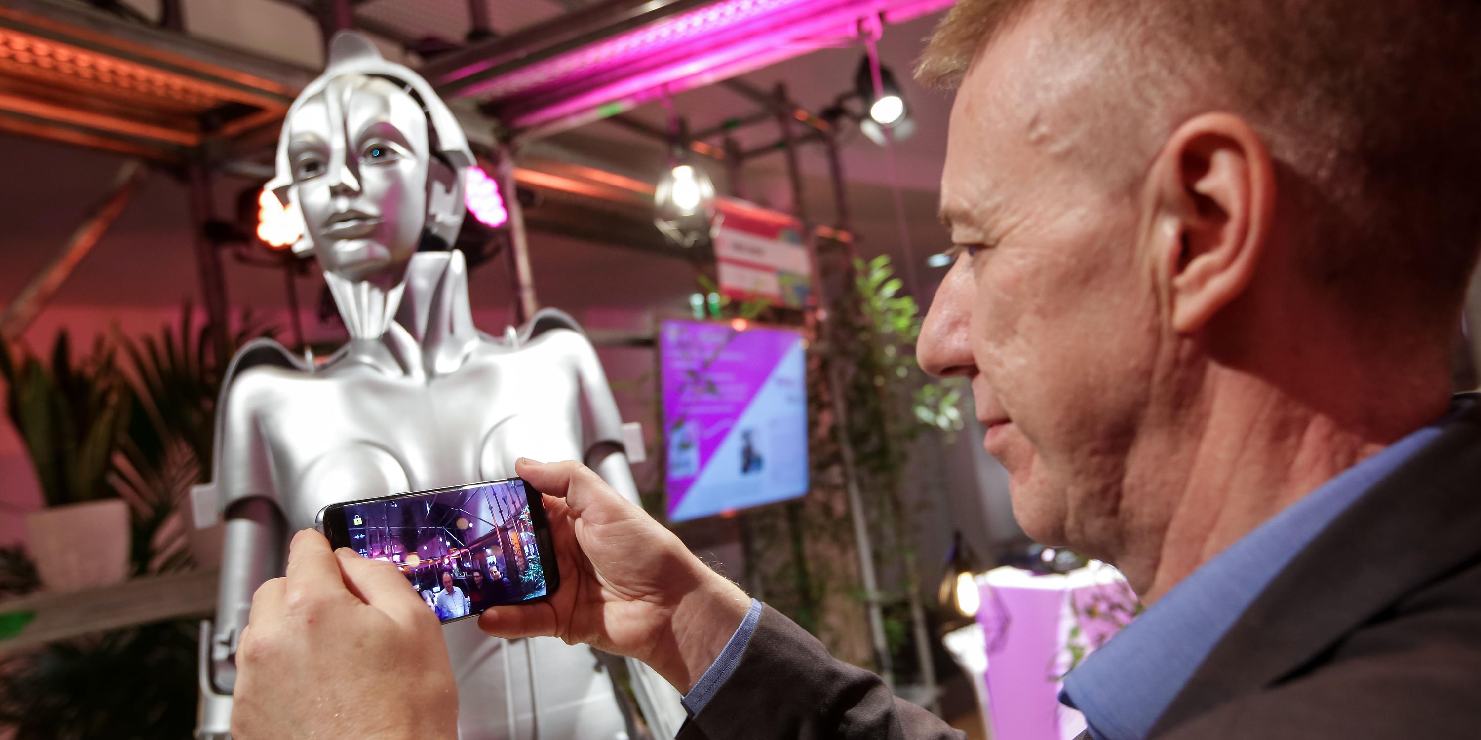 Cult robot connects people | Deutsche Telekom