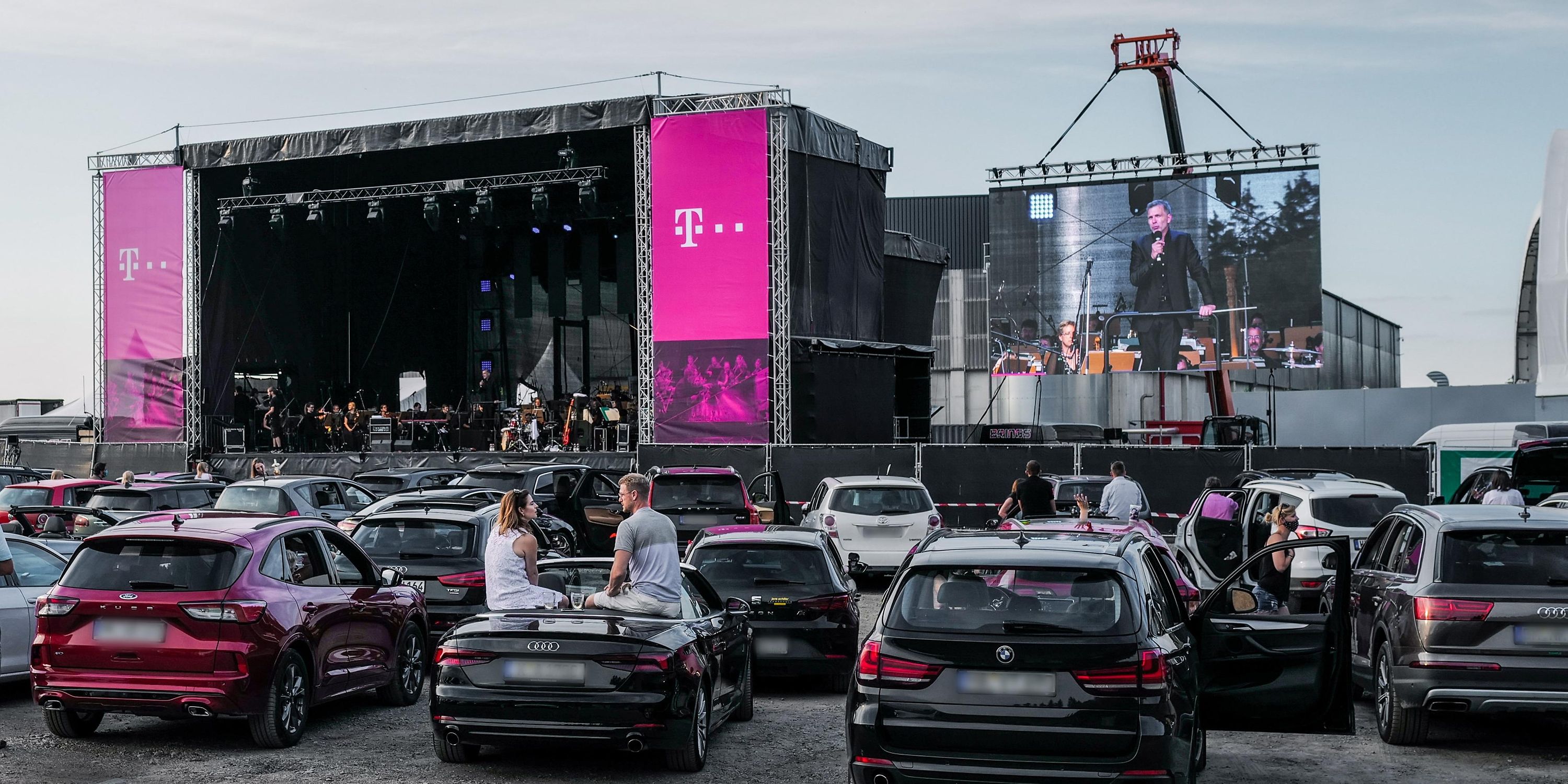 Exuberant atmosphere at car concerts | Deutsche Telekom