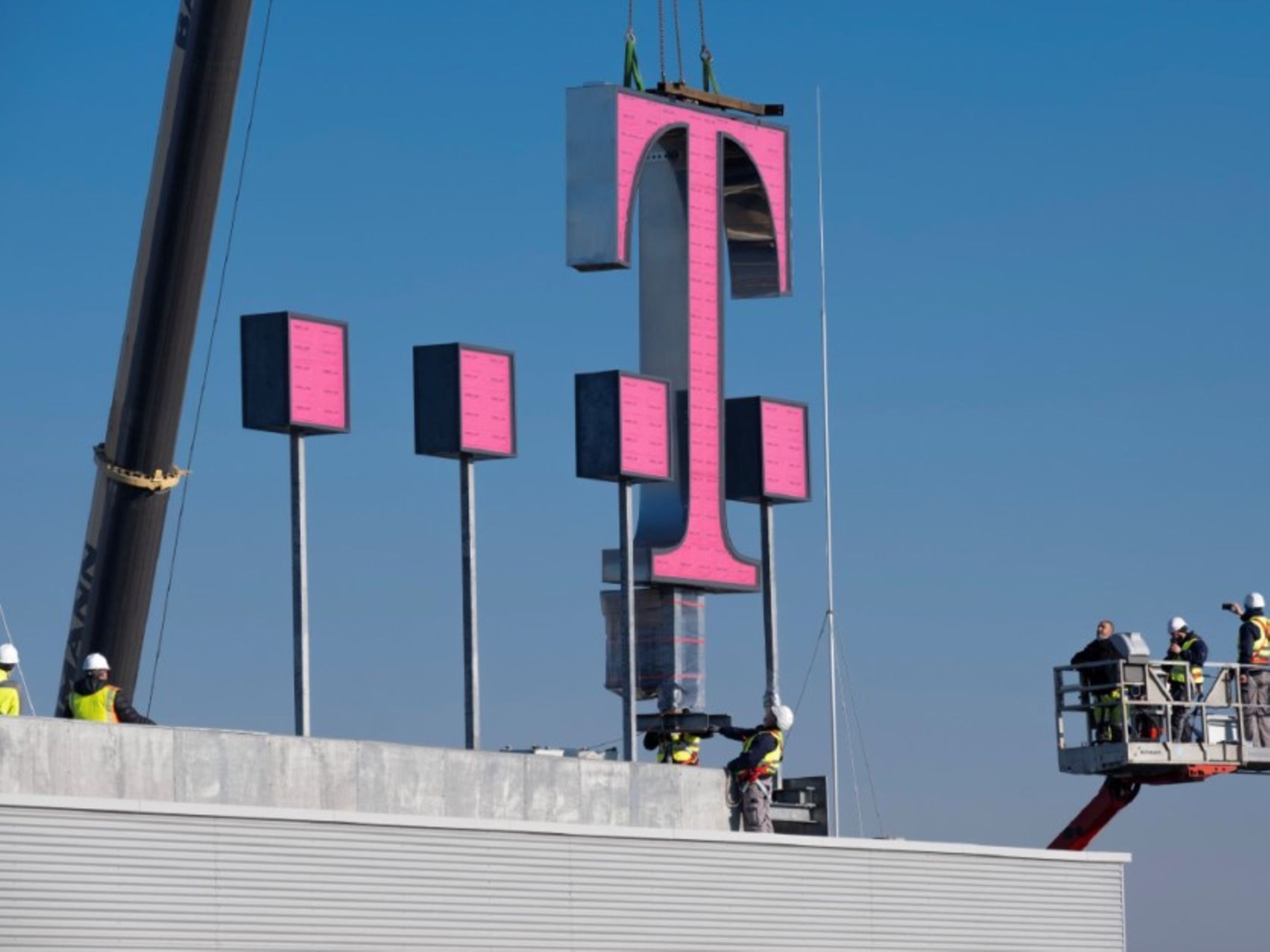 Deutsche Telekom modernizes the T on its Group Headquarters | Deutsche ...